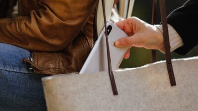 Smartphone Snatching in Tourist Hotspots | BOOMER Magazine